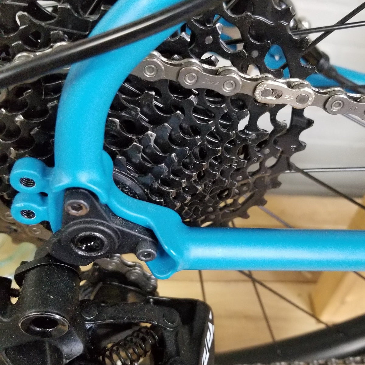 Steel Hooded Thru-Axle Rear Dropouts, 2 eyelets – Metal-Guru.com